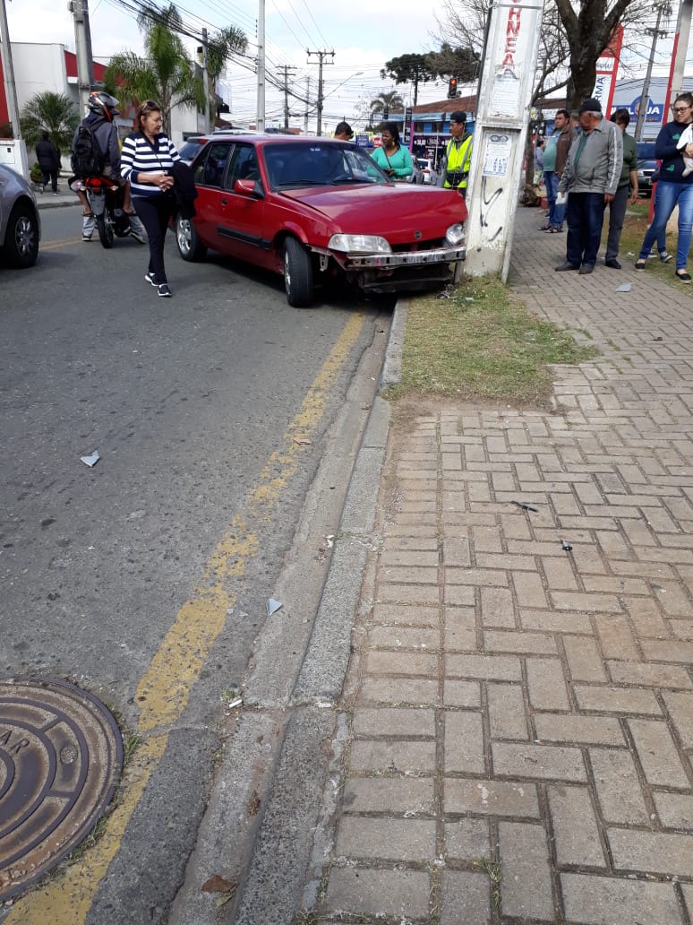 Adolescente pega escondido o carro do pai e bate contra poste em Curitiba – Jornal Fazendinha